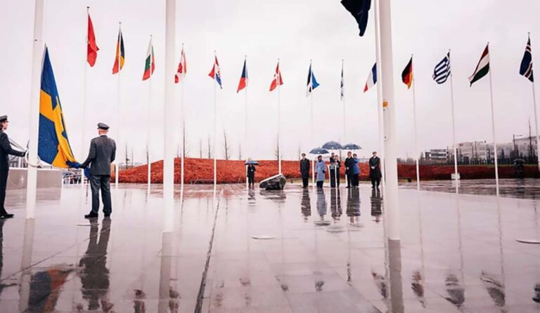 Regnigt, kallt och tomt när svenska flaggan hissades på NATO:s ...